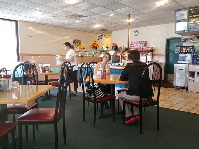 Where locals gather to enjoy honest food without pretense. These tables have witnessed countless family celebrations and weekday lunch escapes. 