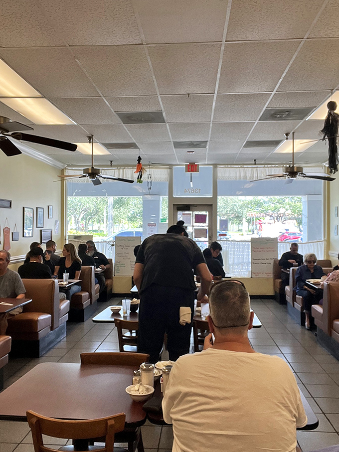 A busy morning at Ally's, where regulars and first-timers alike gather for that increasingly rare experience&mdash;an honest American breakfast.