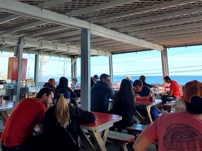Strangers become neighbors at these communal tables. The universal language of "mmm" needs no translation as seafood works its magic.