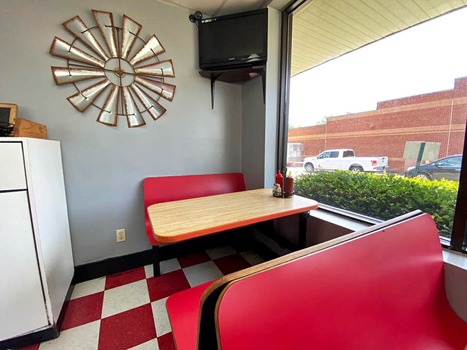 Red booths that have cradled countless happy diners, with that farmhouse windmill art saying "yes, you're in Georgia now."