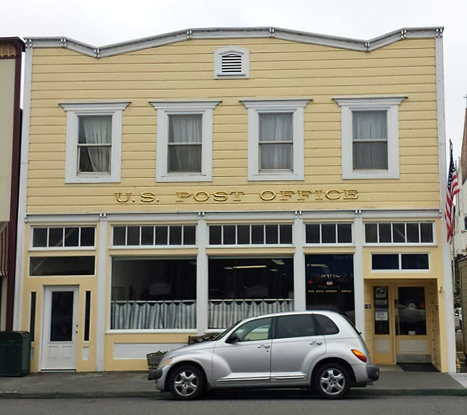 Even the post office got the Victorian memo. Mailing a postcard from here adds an extra layer of authenticity.