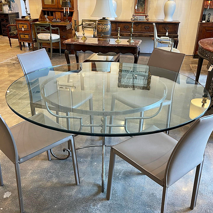 Modern meets vintage in this sleek dining arrangement—proof that antiques play nicely with contemporary design sensibilities.