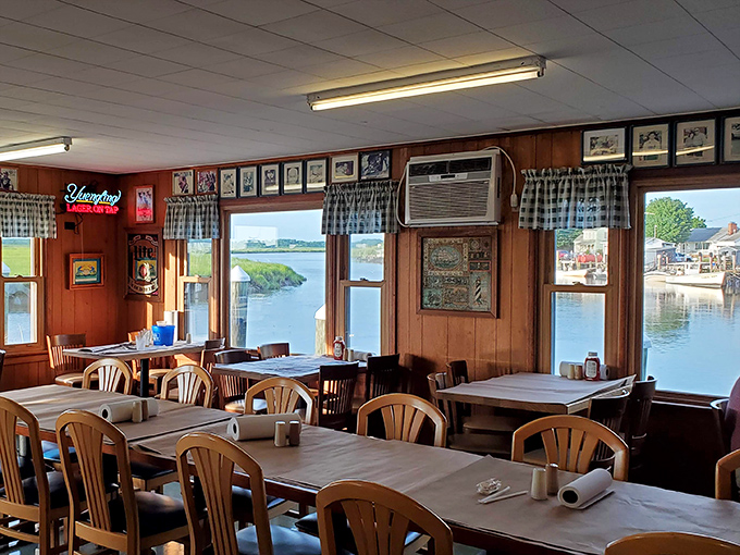 Those waterfront views aren't just scenery&mdash;they're a reminder that your dinner was swimming just yards away mere hours ago.