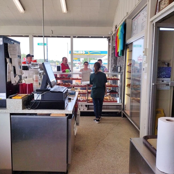 No-frills service area where the focus is entirely on the star of the show&mdash;those magnificent donuts. Function over fashion, always. 