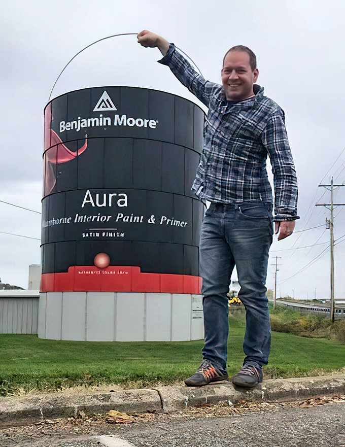 "Look, I can hold the handle!" The classic forced perspective photo is practically mandatory when visiting this Pennsylvania landmark.