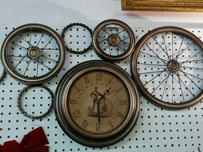 Bicycle wheels reimagined as wall art with vintage flair. Industrial chic meets functional timepiece in this creative display that would make HGTV proud.