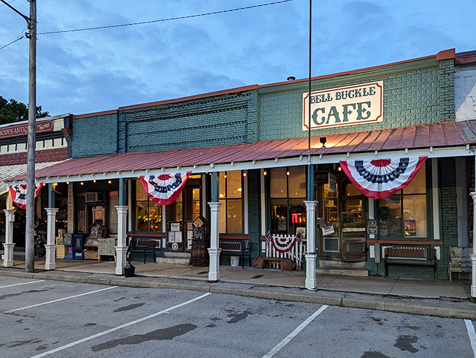 Dusk settles on the Bell Buckle Caf&eacute;, its warm glow promising homestyle cooking that would make your grandmother both proud and jealous.