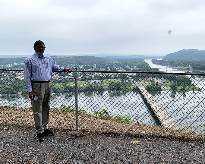 Every visitor finds their own moment of connection with the landscape. This viewpoint transforms ordinary afternoons into memorable experiences.