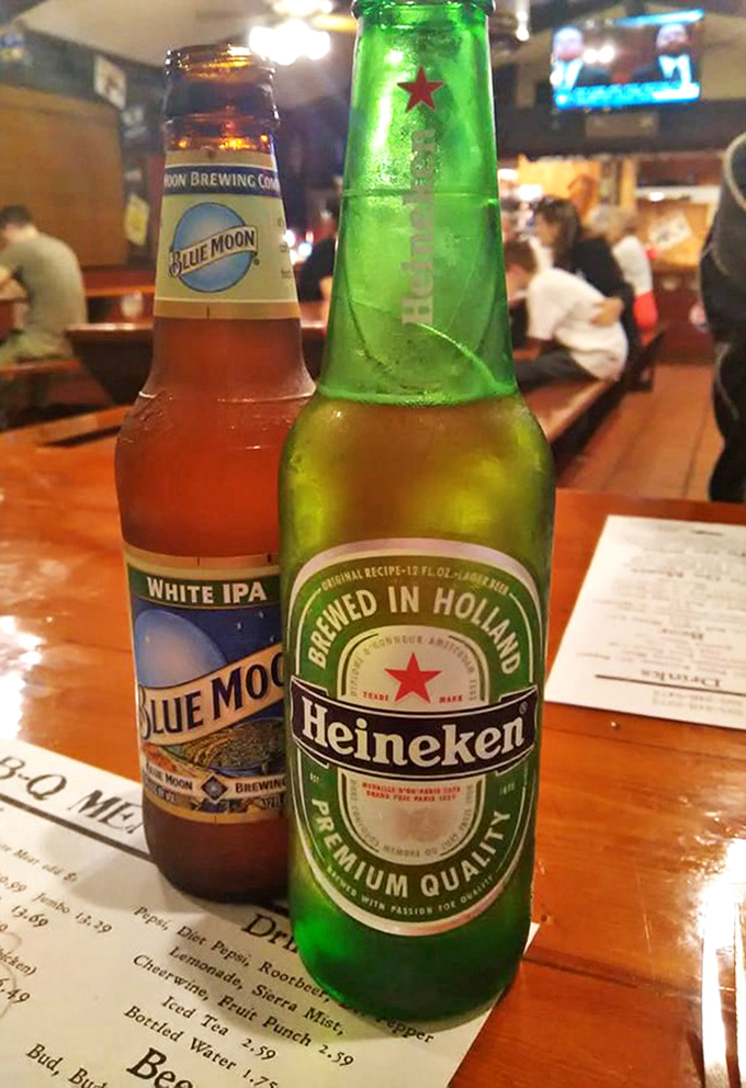 Cold beers standing at attention, ready for their noble duty of cutting through rich barbecue. The perfect supporting actors in this meaty drama.