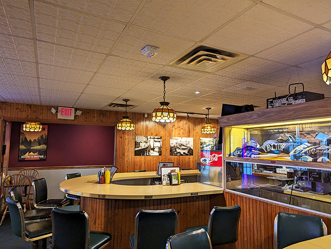 Tiffany-style lamps cast a warm glow over wooden paneling and counter seating&mdash;a diner aesthetic that's aged like fine wine rather than expired milk.