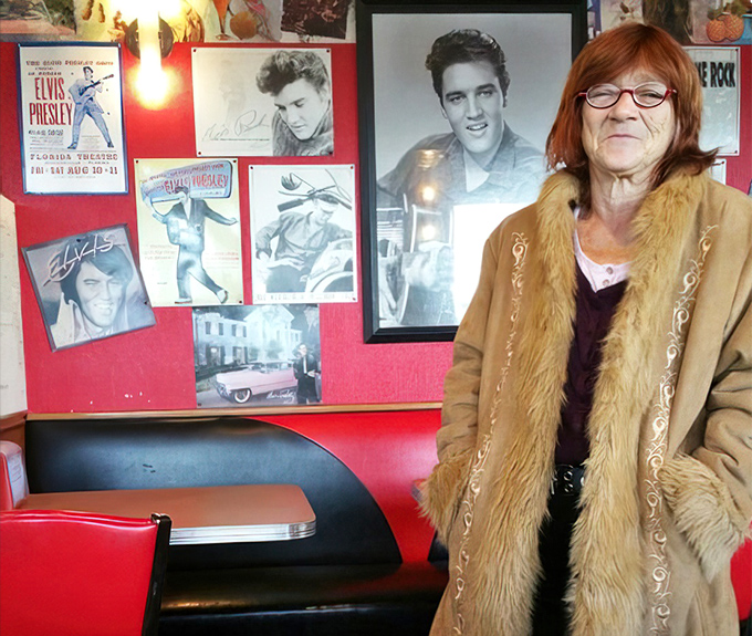 Elvis memorabilia creates the perfect backdrop for diner nostalgia. The King would approve of both the d&eacute;cor and the comfort food served here.