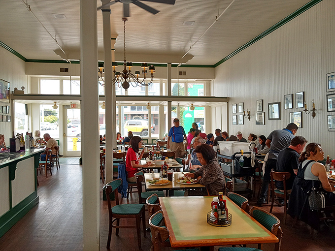 A full house is the norm here&mdash;locals and tourists united in the universal language of "pass the bread for that sauce."