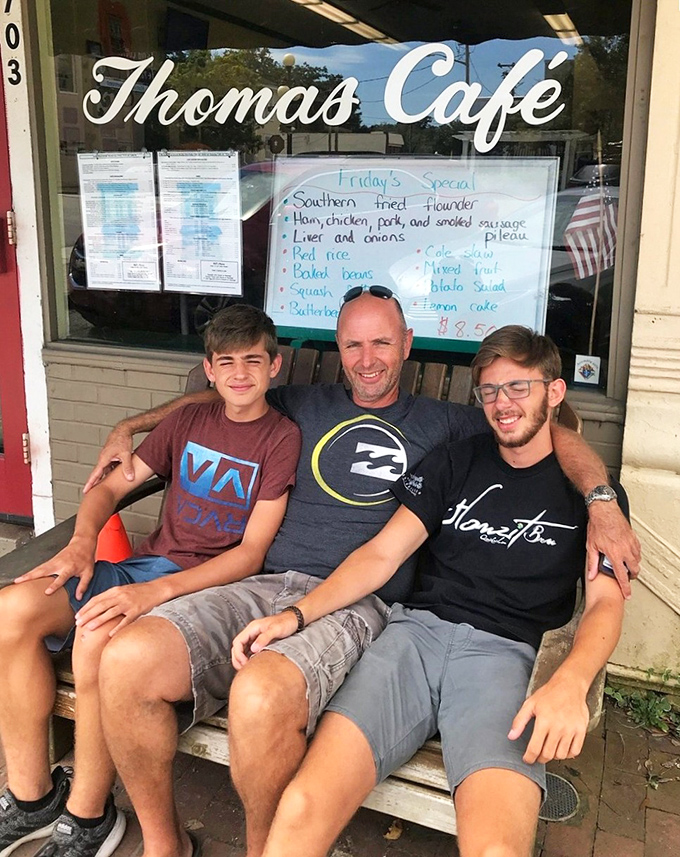 Happy patrons waiting for their Thomas Caf&eacute; fix. When the food is this good, even the bench outside becomes prime real estate.