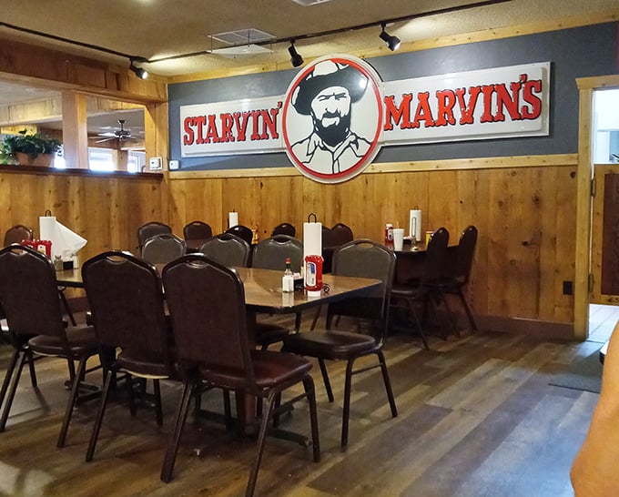 Simple tables, wooden walls, and the promise of seafood that doesn't care about fancy surroundings – just your complete satisfaction.