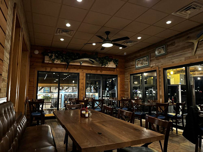 Long tables and leather booths create that perfect "everyone's welcome" vibe – like Thanksgiving at your favorite relative's, but with better seafood.