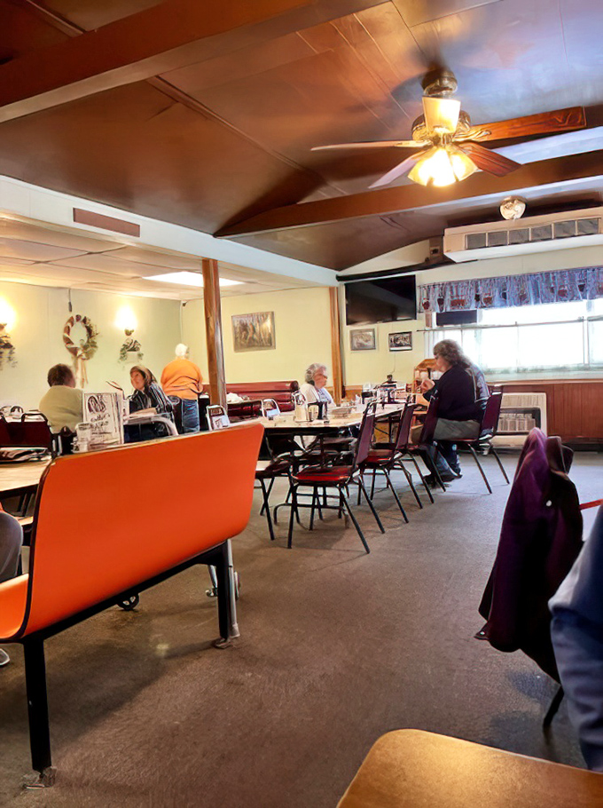 The dining room hums with the gentle buzz of conversation, ceiling fans, and the occasional "pass the ketchup, please."