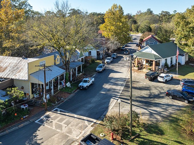 Juliette's colorful storefronts look like they're still waiting for Kathy Bates to walk by and order those famous tomatoes.