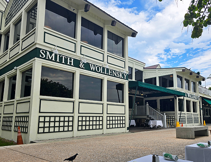 Green awnings and ocean views &ndash; Smith & Wollensky proves location and lamb chops can both be prime.