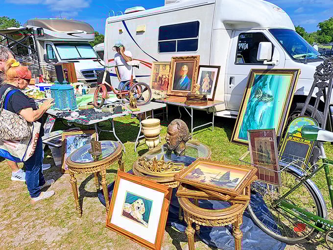 RV living meets antique hunting in this mobile treasure showcase of nomadic collecting dreams.