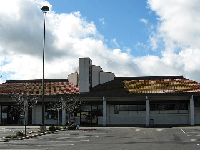 The Los Banos community center welcomes visitors with mid-century design that's both retro and timeless.