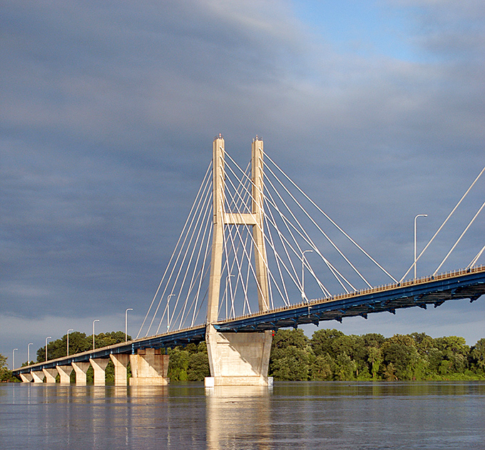 The Bill of Rights Bridge spans the Mississippi, connecting Quincy to adventure while keeping small-town charm intact.