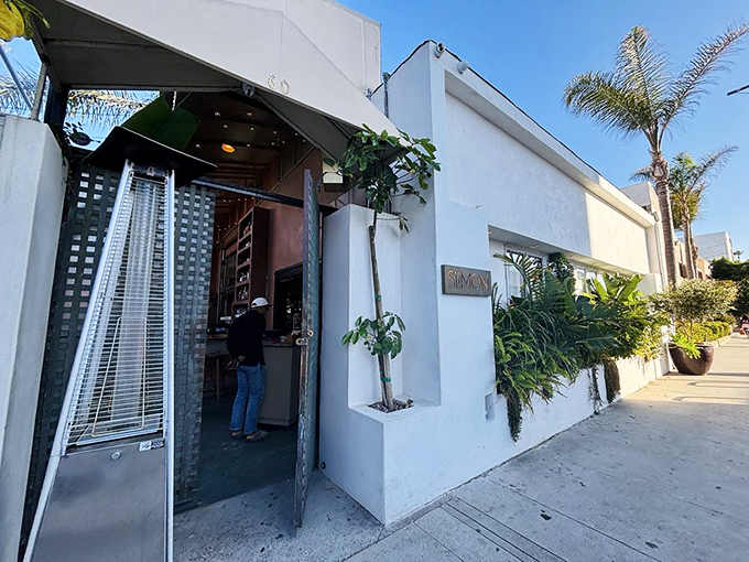 Si! Mon: This minimalist oasis brings island vibes to Venice Beach, proving that seafood paradise can exist far from the tropics.