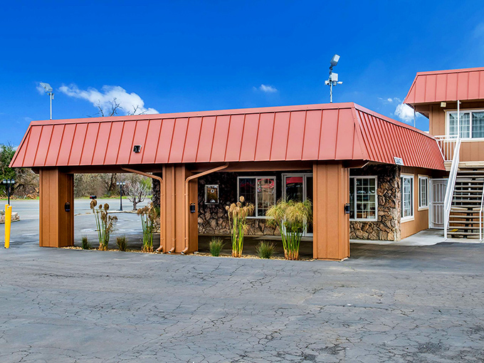 This modest motel entrance, adorned with native grasses, offers a no-frills basecamp for Ukiah adventures without draining your wine-tasting budget.