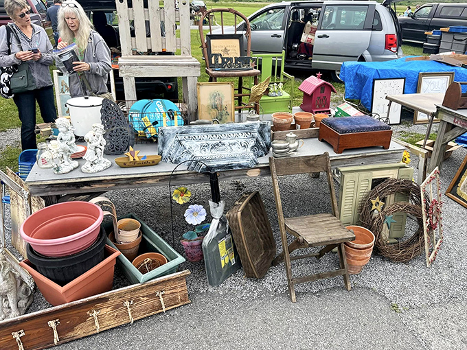 Rustic charm by the tableful. Garden decor, vintage containers, and weathered treasures create an irresistible display for country-style enthusiasts.
