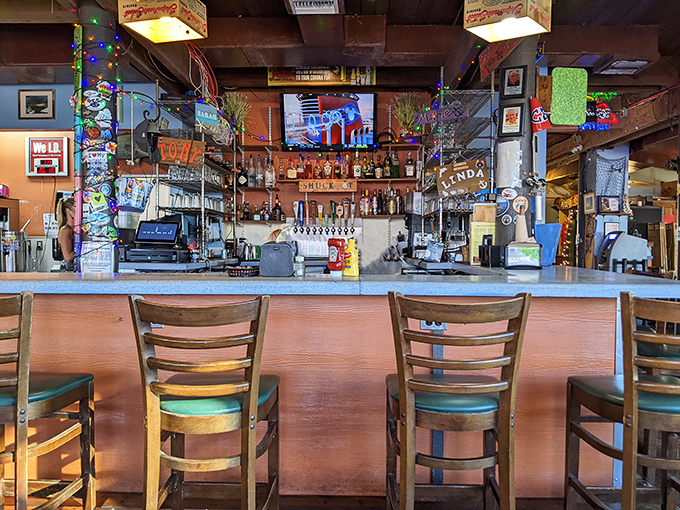 A bar that understands its mission: to lubricate conversation and enhance seafood with equal dedication to both noble causes.