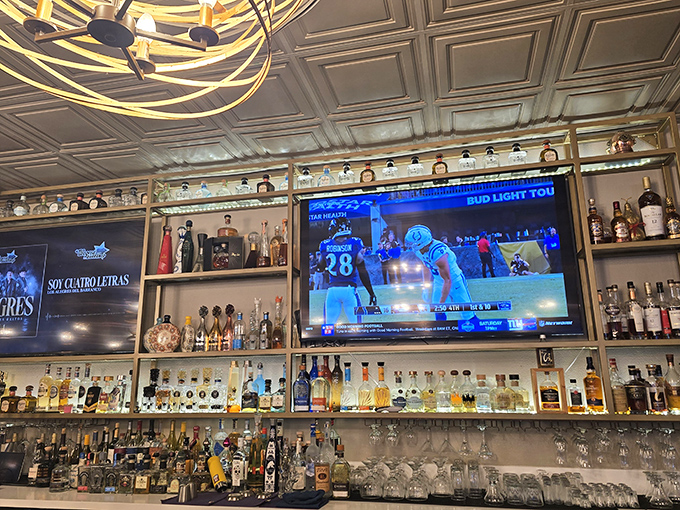 A well-stocked bar that promises liquid courage before you tackle that intimidating-but-worth-it seafood tower. Sports on TV means you won't miss the game.