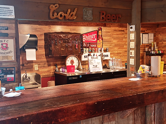 A bar area that says "stay awhile" without trying too hard. No mixologists with waxed mustaches here, just honest drinks served with a smile.