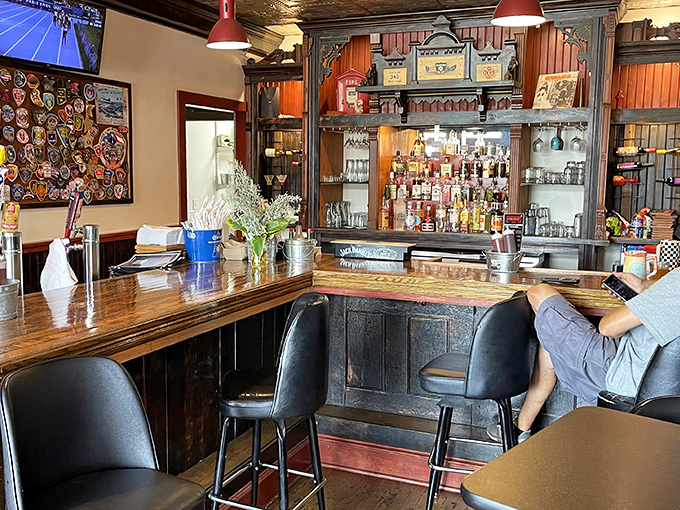 A bar that understands its mission: provide liquid refreshment worthy of the smoky treasures coming from the kitchen.