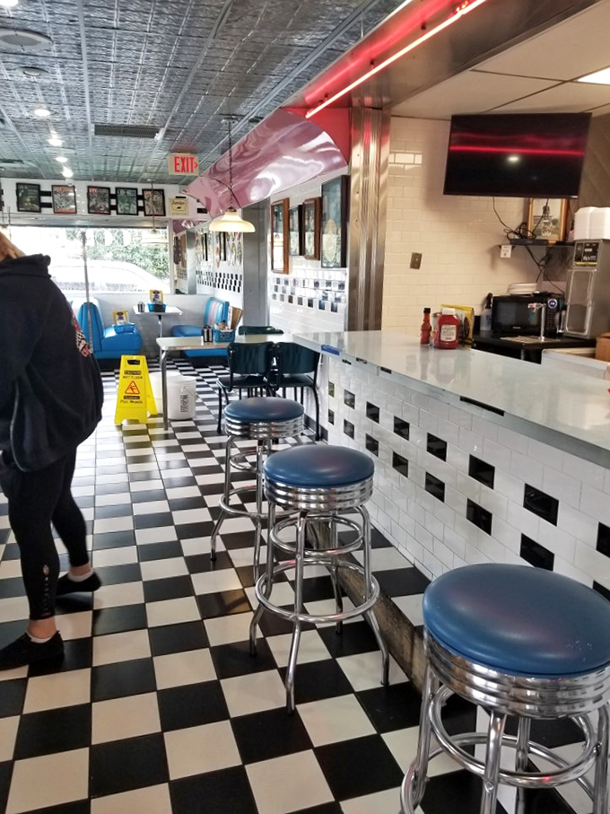 Counter seats: where solo diners find community and the best view of short-order choreography. The front row to breakfast theater.