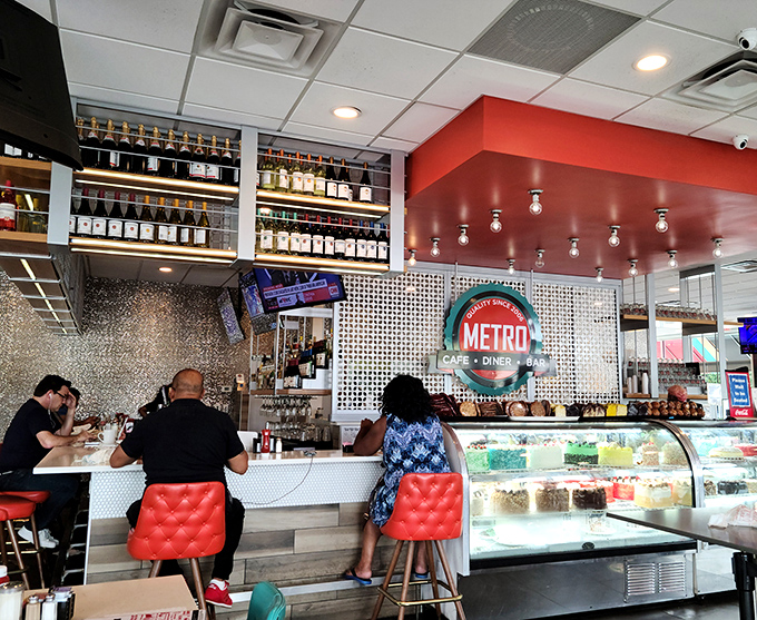 Counter seating: where solo diners become part of the Metro family and dessert display temptations are dangerously within pointing distance.