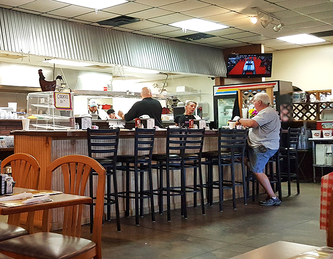 Counter seating offers front-row tickets to the breakfast ballet. Watch short-order cooking choreography at its finest.