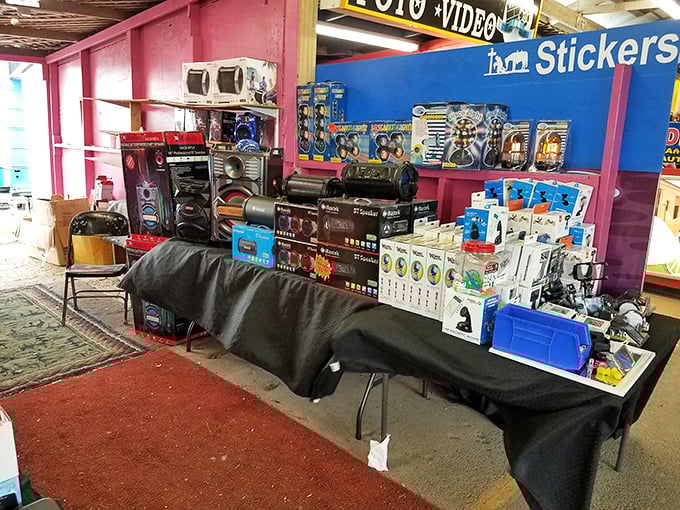 Nostalgia for sale! Vintage electronics and modern gadgets coexist on this table, where yesterday's technology finds tomorrow's enthusiasts.