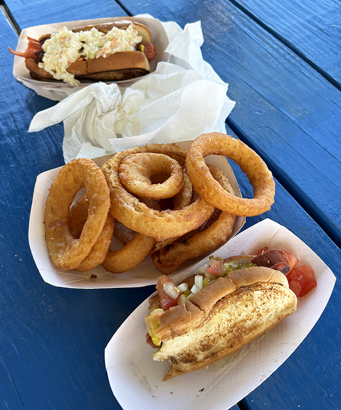 Hot dogs and onion rings: the classic American duo that never goes out of style anywhere.