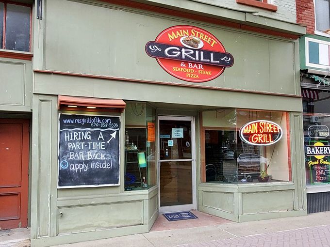 Main Street Grill promises the kind of honest-to-goodness local fare where calories don't count because you'll walk them off exploring the affordable town afterward. 