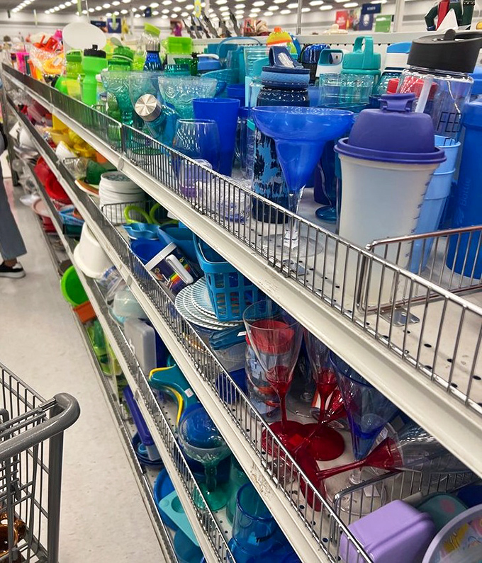 Kitchen gadget nirvana in shades of blue and green. Those matching Tupperware pieces you've been missing since 1997? They've been waiting for you right here.