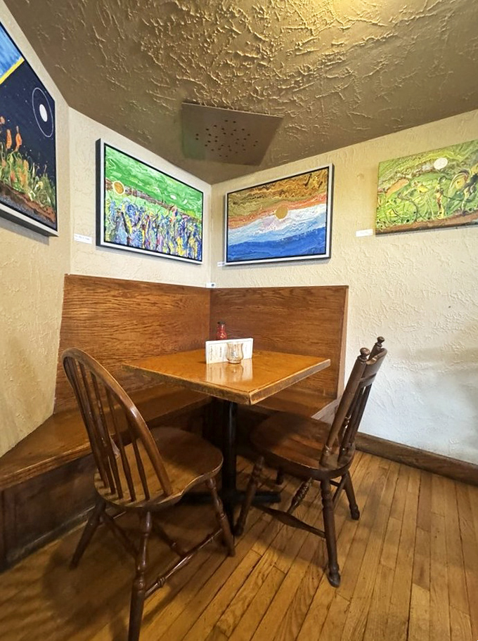 Local art transforms this cozy nook into a gallery where the food and creativity feed each other. The perfect spot for deep conversations.