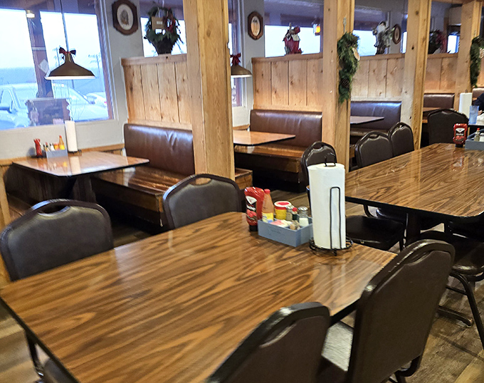 Booth seating that invites you to settle in for the long haul – because cracking crab legs is never a rushed affair.