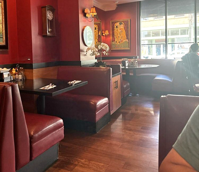 These cozy booths have witnessed countless first dates, family celebrations, and Sunday morning recovery missions over the decades.