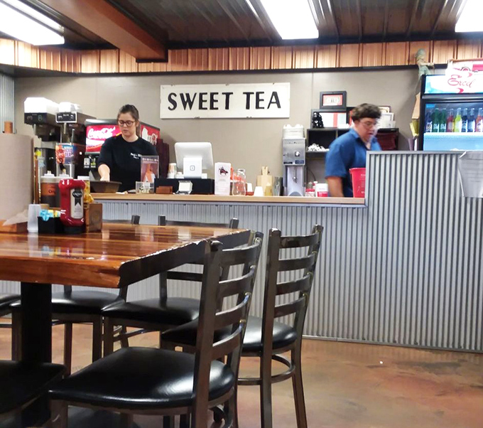 The "Sweet Tea" sign isn't just decoration&mdash;it's practically the state beverage of BBQ country and the perfect counterpoint to smoky meat.