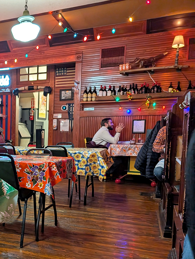Diners settle in for the main event after their parking lot wait, the anticipation of that first bite making every minute spent outside worthwhile.