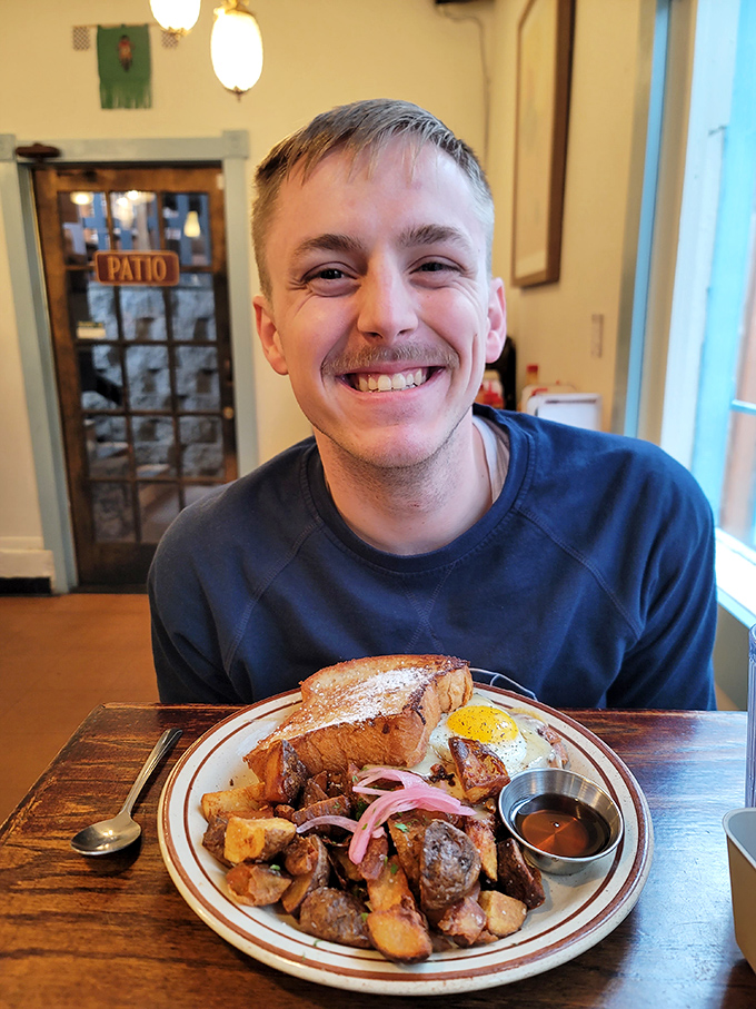 That smile says everything you need to know about The Mont's food&mdash;it's the facial expression equivalent of a five-star review.