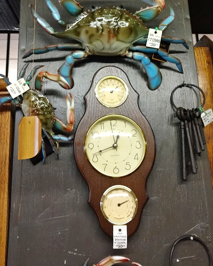 Blue crab decor meets functional timepiece in this coastal wall display. Maryland's favorite crustacean, now telling you it's five o'clock somewhere.