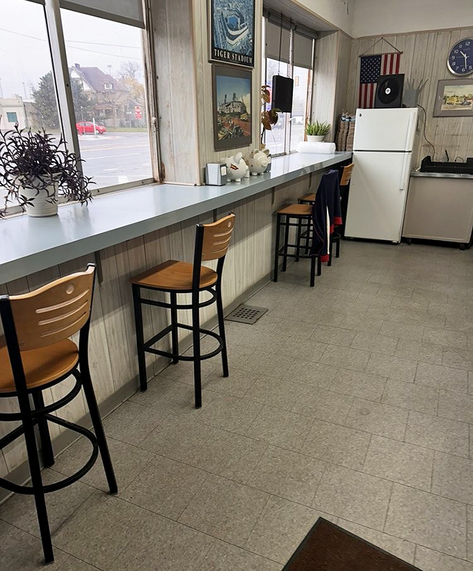 Window counter seating offers a front-row view of Michigan Avenue while you savor your meal. The perfect perch for people-watching between bites.