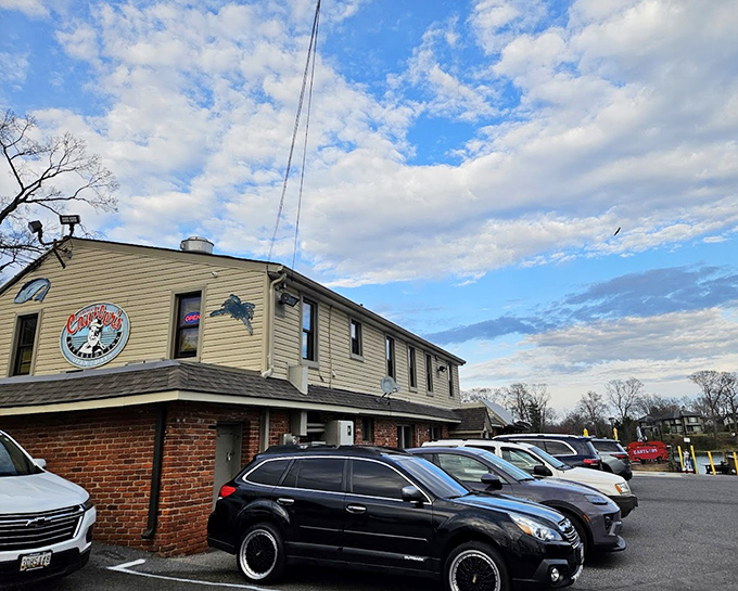 Boats in the parking lot? At Cantler's, that's just how the locals roll up for their seafood fix.