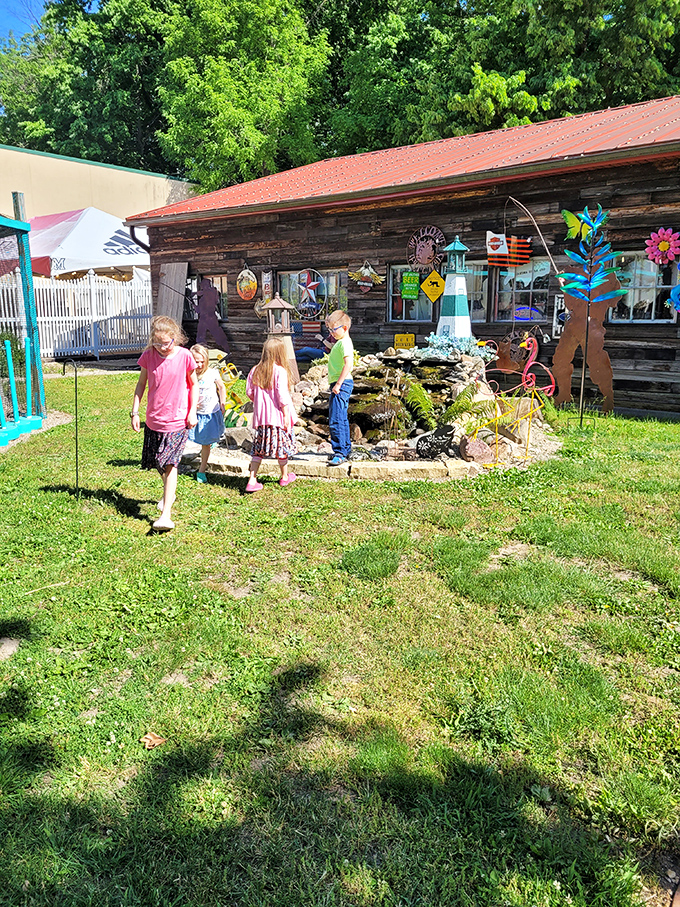 Children discover the magic of outdoor displays, proving that even in the digital age, giant decorative objects still captivate young imaginations.