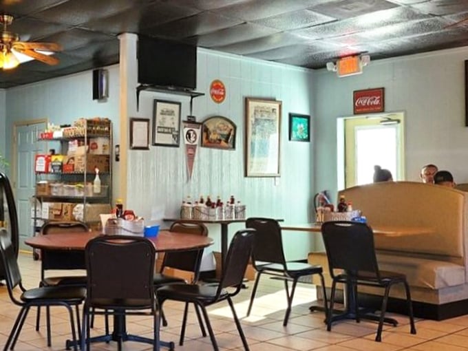 More retro charm than your favorite episode of Happy Days, with booths that have heard a thousand stories.